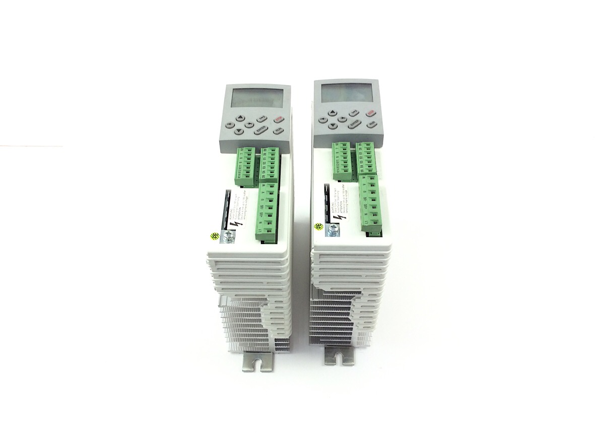 2x Lenze 33.8202_E 0-220/240V 4A Frequenzumrichter mit E82ZBC Bedienpanel